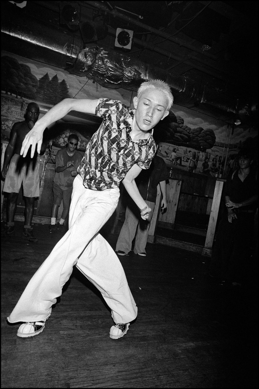 Photos paying tribute to fans and clubbers of the ‘80s & ‘90s | Huck